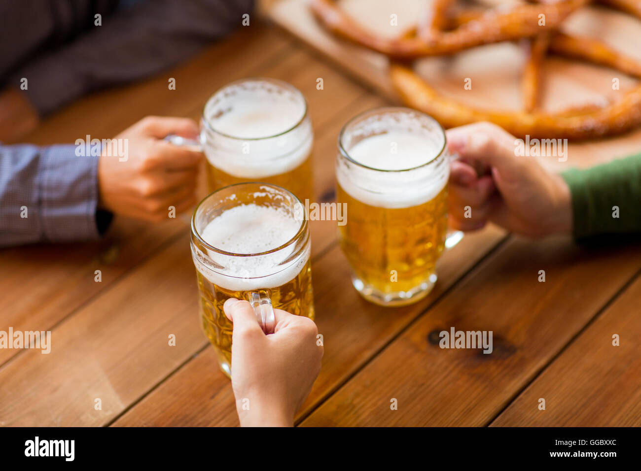 Beer mug hand hi-res stock photography and images - Alamy