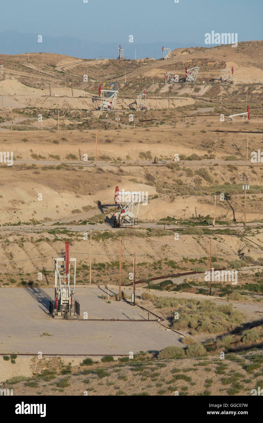 Buttonwillow, California - Oil wells in the Elk Hills oil field ...