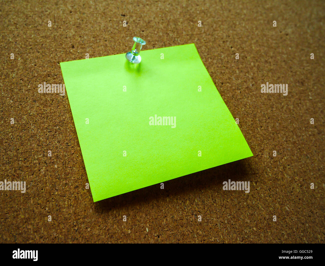 Green post it note on wooden board Stock Photo - Alamy