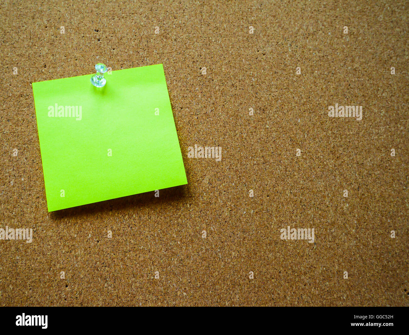 Green post it note on wooden board with copy space Stock Photo - Alamy