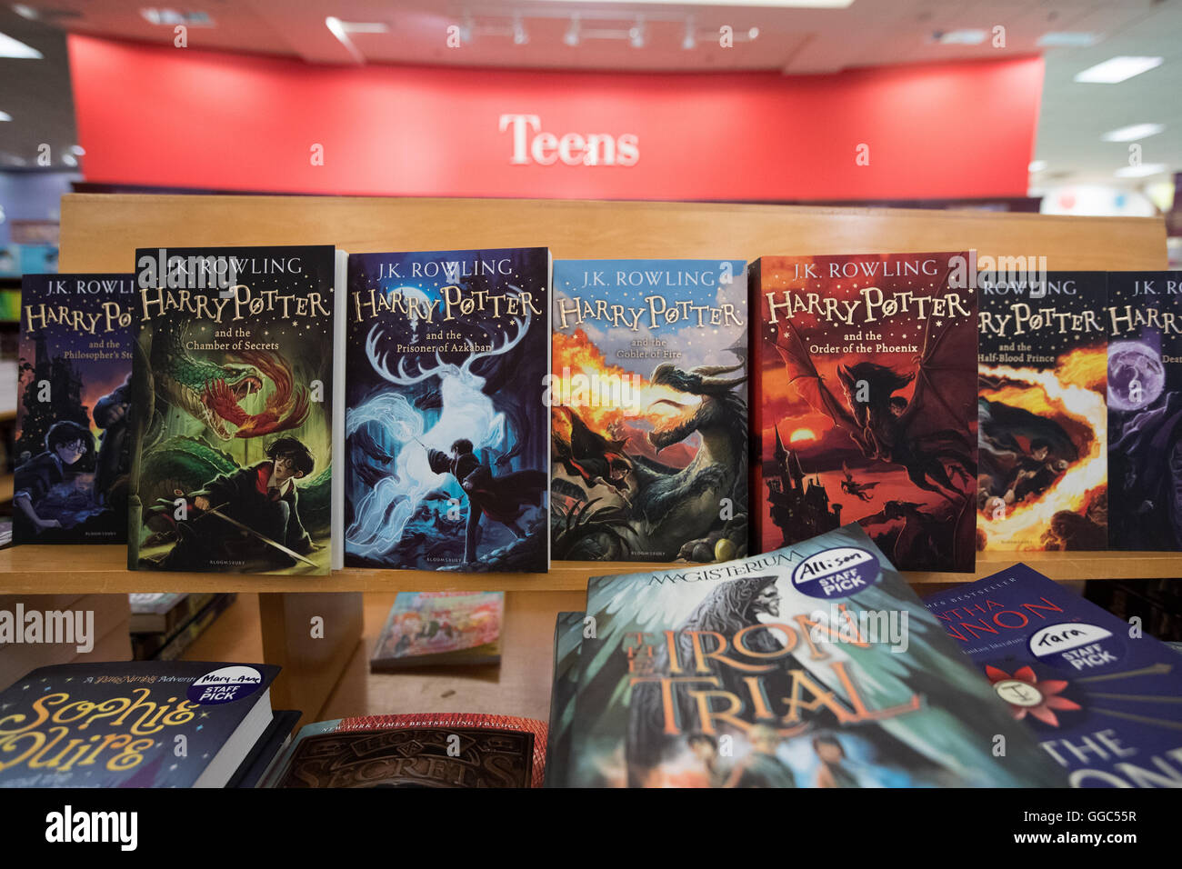 Reading harry potter book hi-res stock photography and images - Alamy