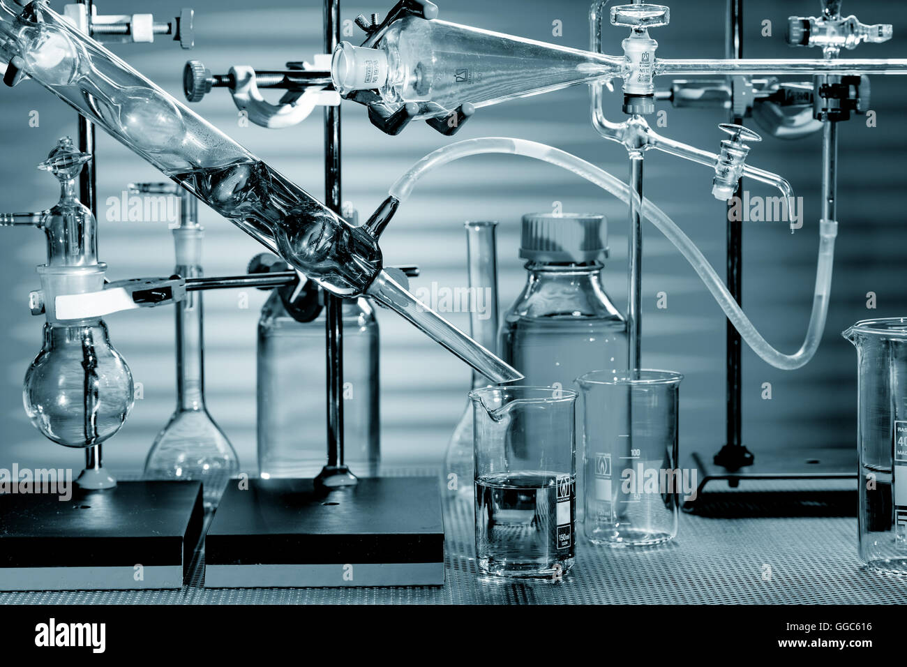 Chemical experiment hi-res stock photography and images - Alamy