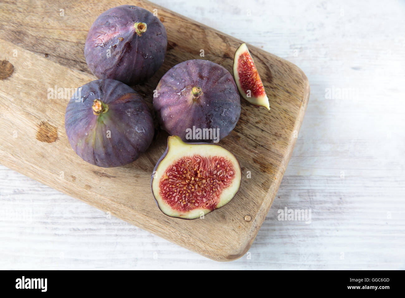 Delicious fresh dark figs on a chopping board Stock Photo - Alamy