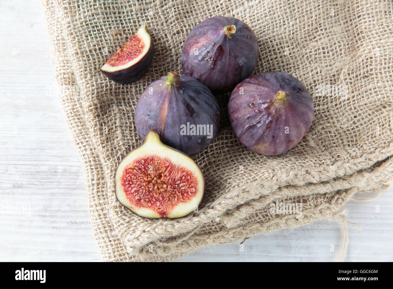 Delicious fresh dark figs on jute cloth Stock Photo - Alamy