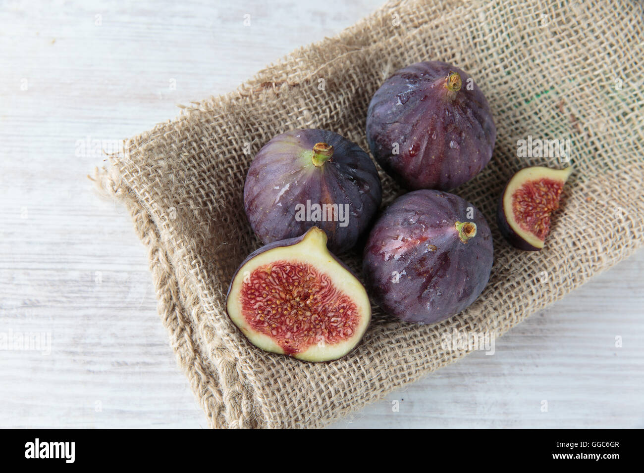 Delicious fresh dark figs on jute cloth Stock Photo - Alamy