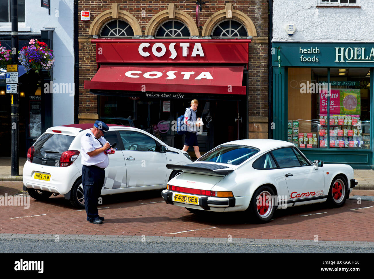 Giving car a ticket hi-res stock photography and images - Alamy