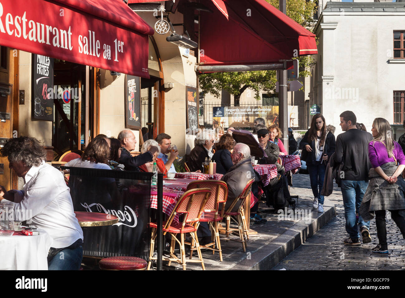 Cafe life in Paris at Montmartre Stock Photo - Alamy
