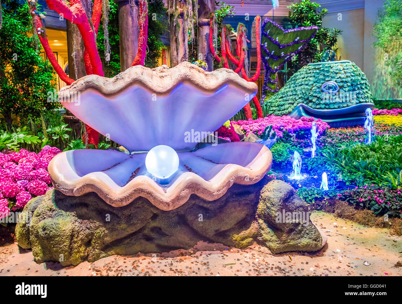 Summer season in Bellagio Hotel Conservatory & Botanical Gardens in Las Vegas Stock Photo - Alamy