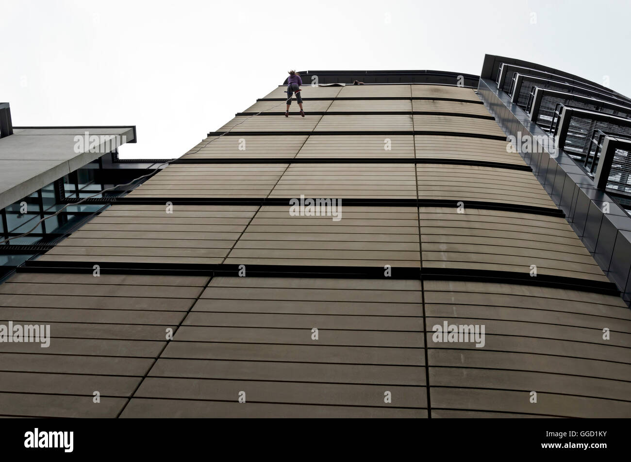 Abseiling down building hi-res stock photography and images - Alamy