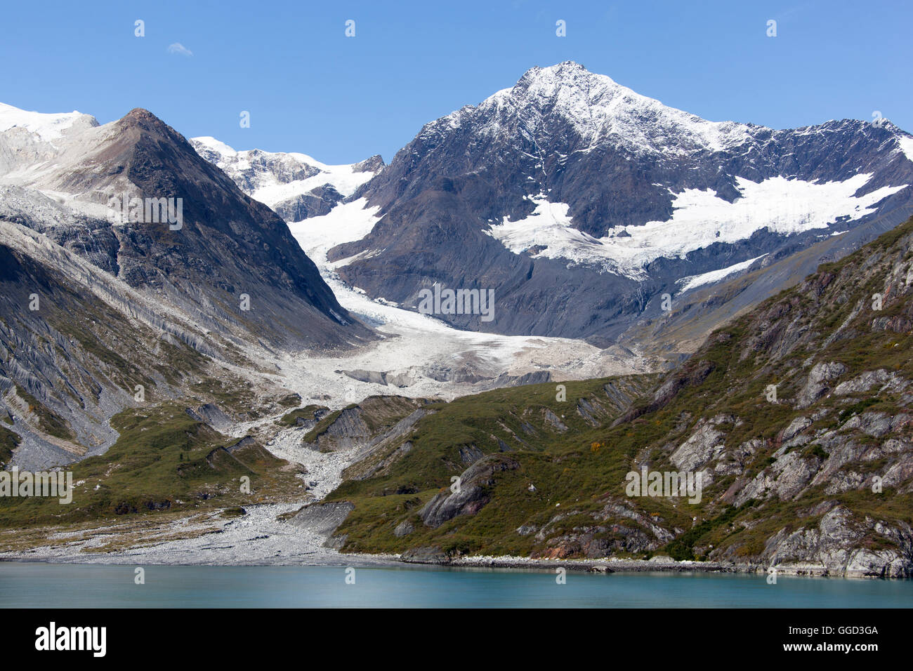 The view of mountain range with a glacier in Glacier Bay national park ...