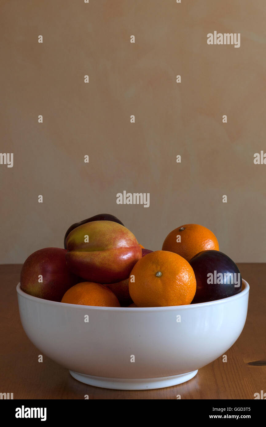 Kitchen table fruit bowl hi-res stock photography and images - Alamy