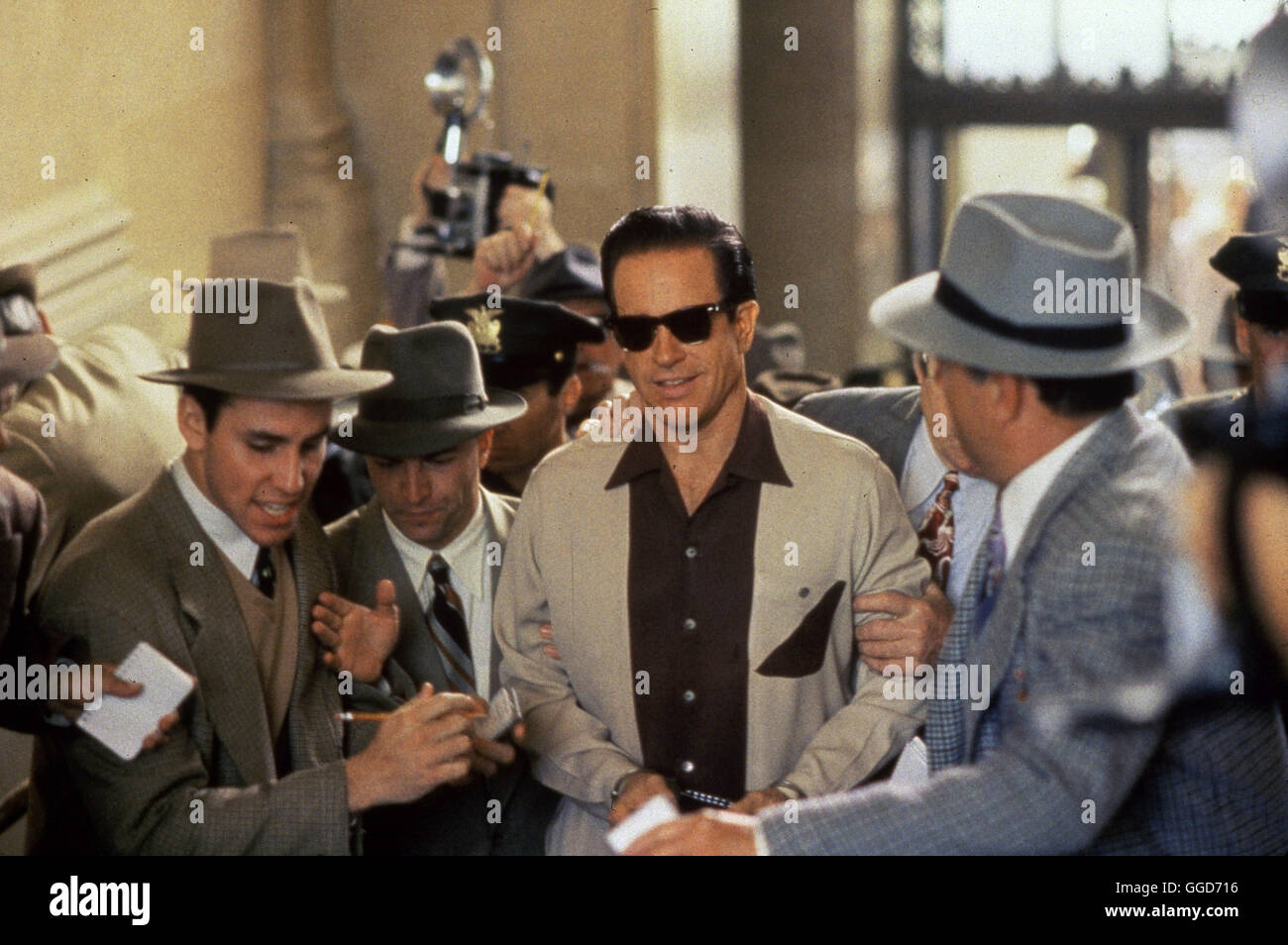 BUGSY / Bugsy USA 1991 / Barry Levinson WARREN BEATTY (Mitte) spielt ...