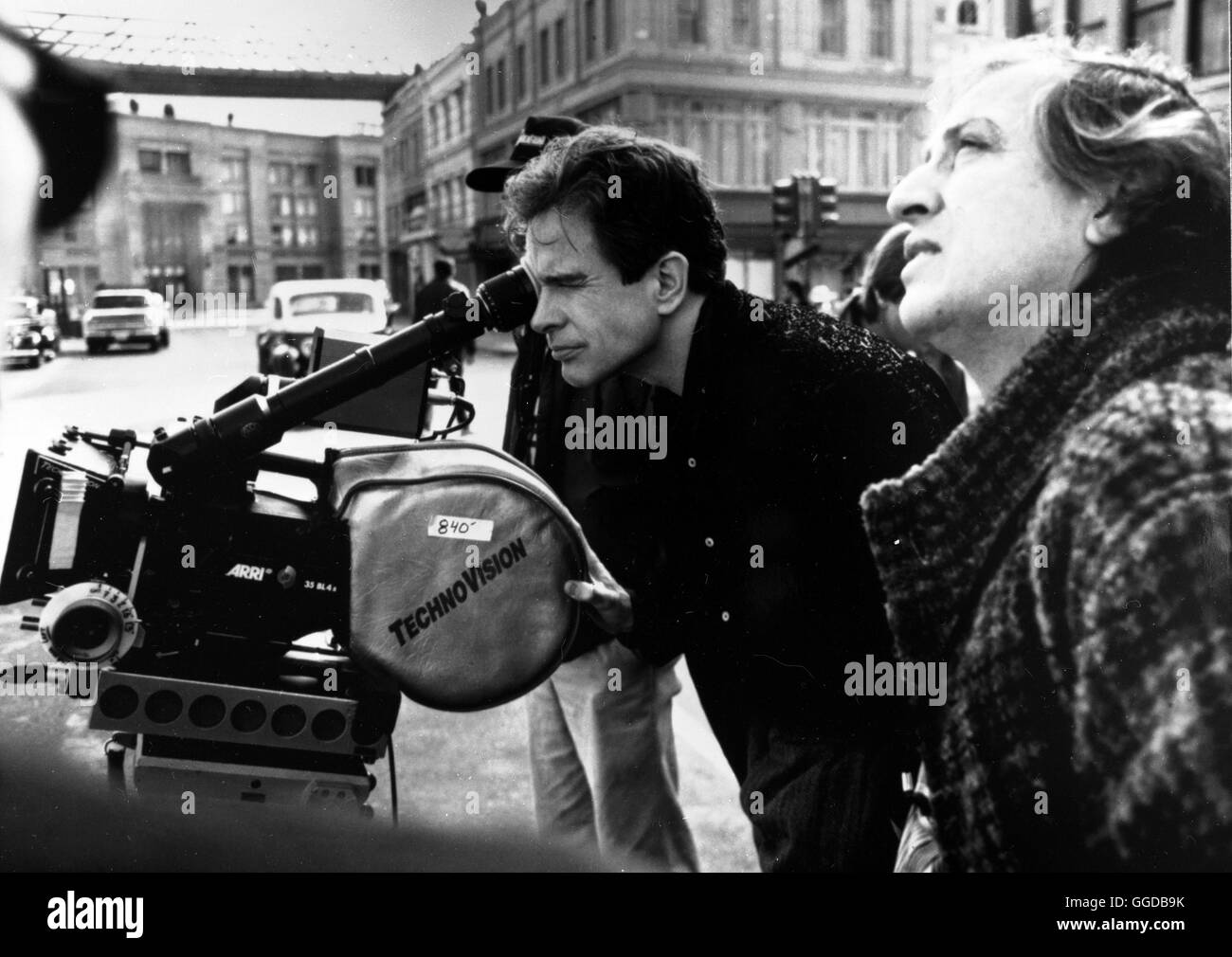 WARREN BEATTY bei den Dreharbeiten zu 'Dick Tracy' (1983 Stock Photo - Alamy