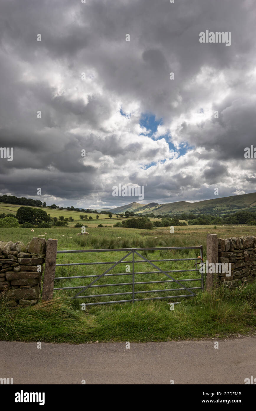 English countryside summer gate hi-res stock photography and images - Alamy