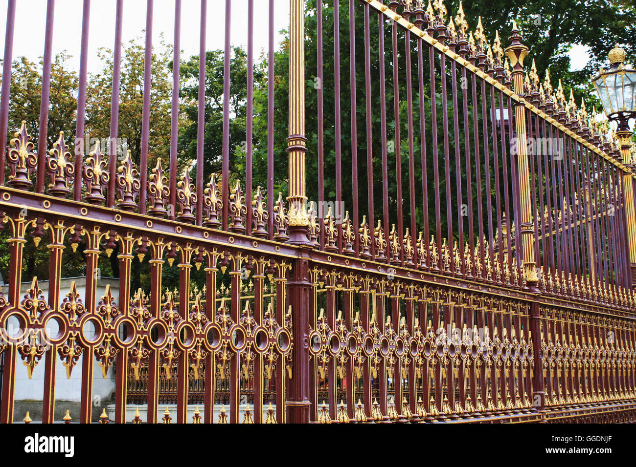 Golden Fence and city lights on Hofburg Palace in Vienna Stock Photo ...