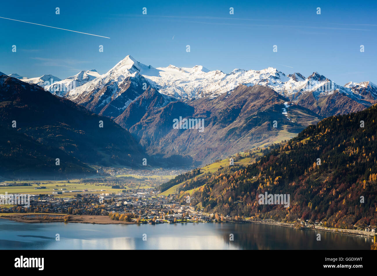 Zell am See: lake Zeller See overlooking Schüttdorf and the Hohe Tauern ...