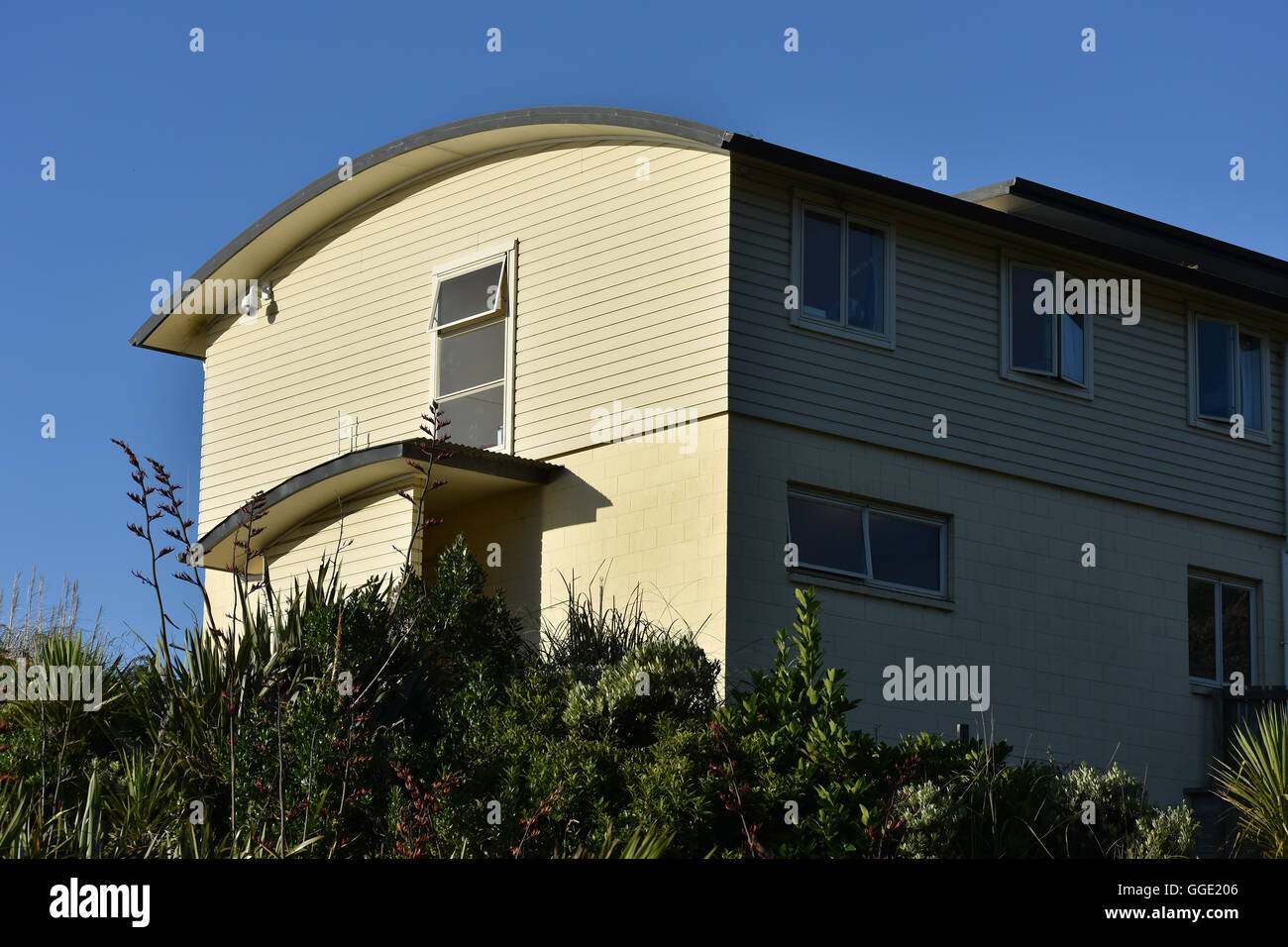 building sun shade elevated Stock Photo - Alamy