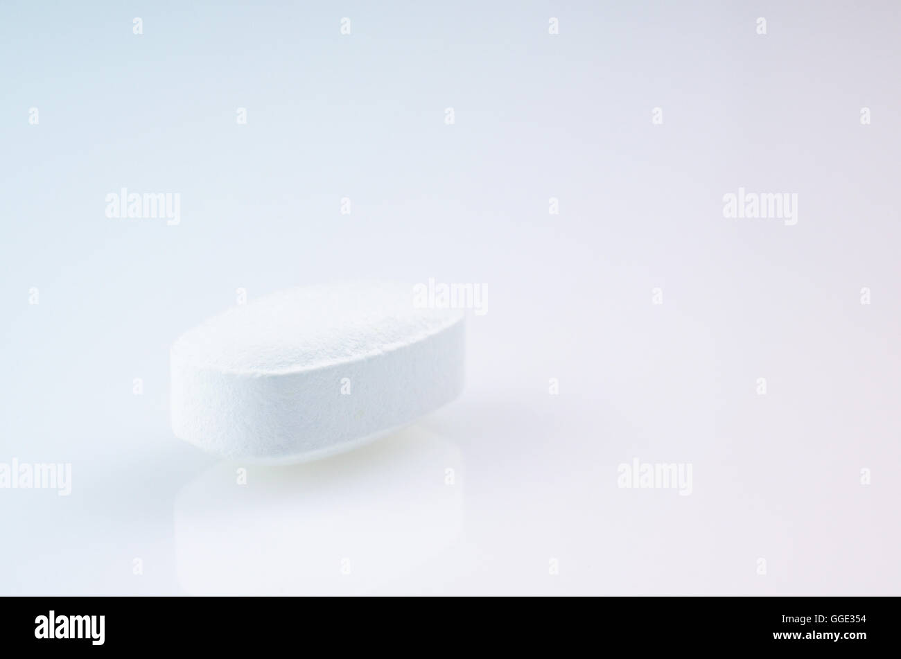 White medicine antibiotic pills Stock Photo - Alamy