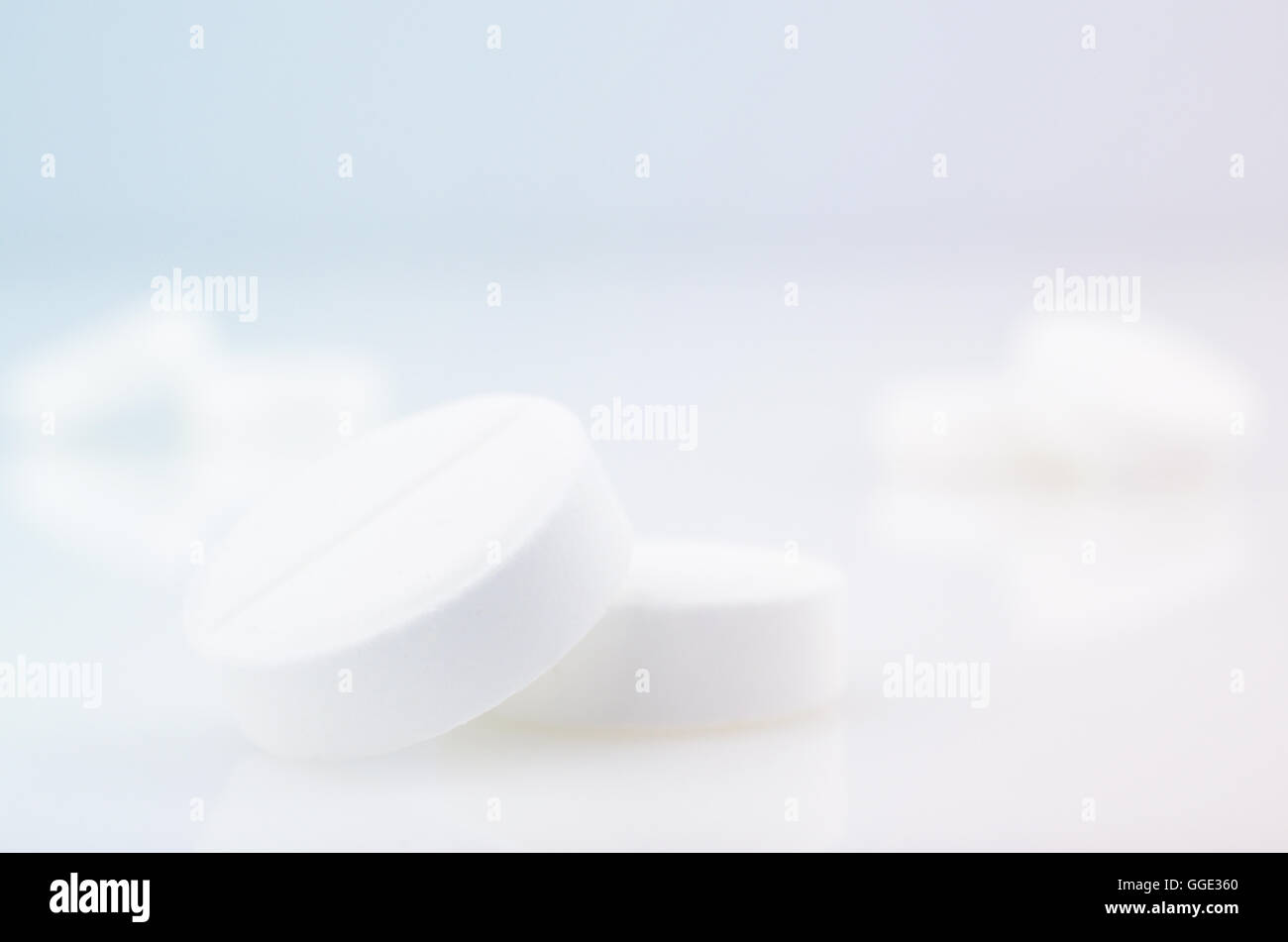 White medicine antibiotic pills Stock Photo - Alamy