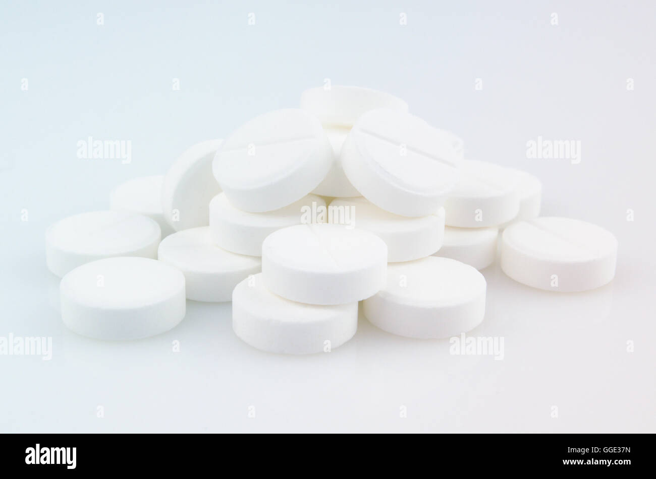 White medicine antibiotic pills Stock Photo - Alamy