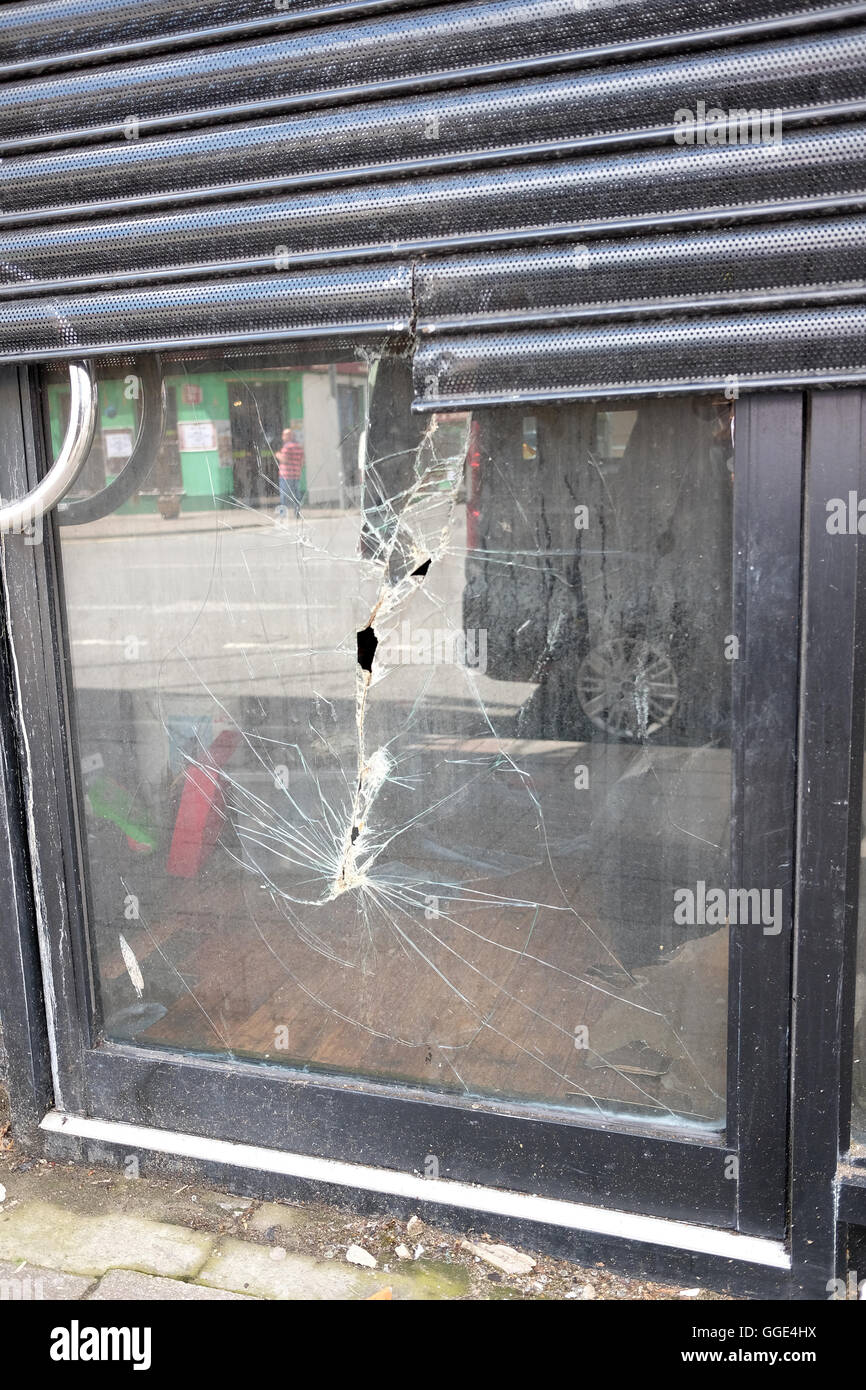Broken shutter hi-res stock photography and images - Alamy Broken shutter hi-res stock photography and images - Alamy