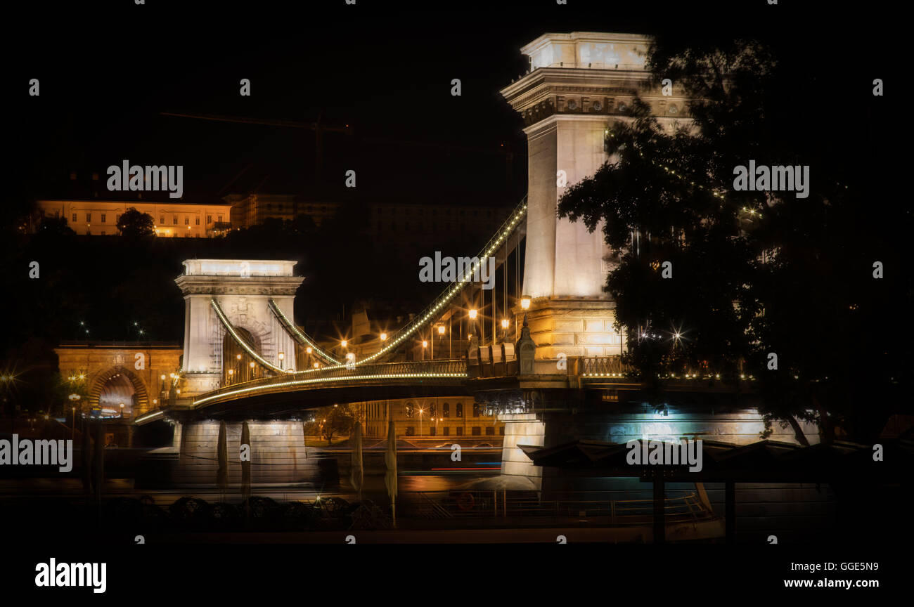 The Chain Bridge in Budapest at night Stock Photo - Alamy