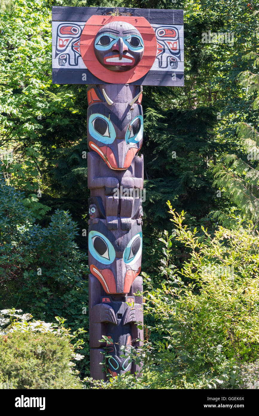Maroon and purple totem pole in Vancouver Stock Photo - Alamy