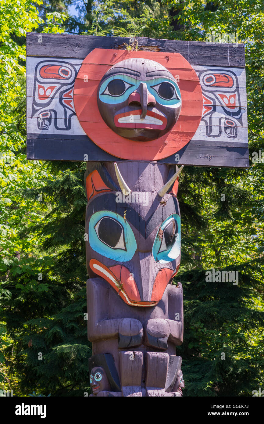 Top of maroon totem pole in Vancouver Stock Photo - Alamy
