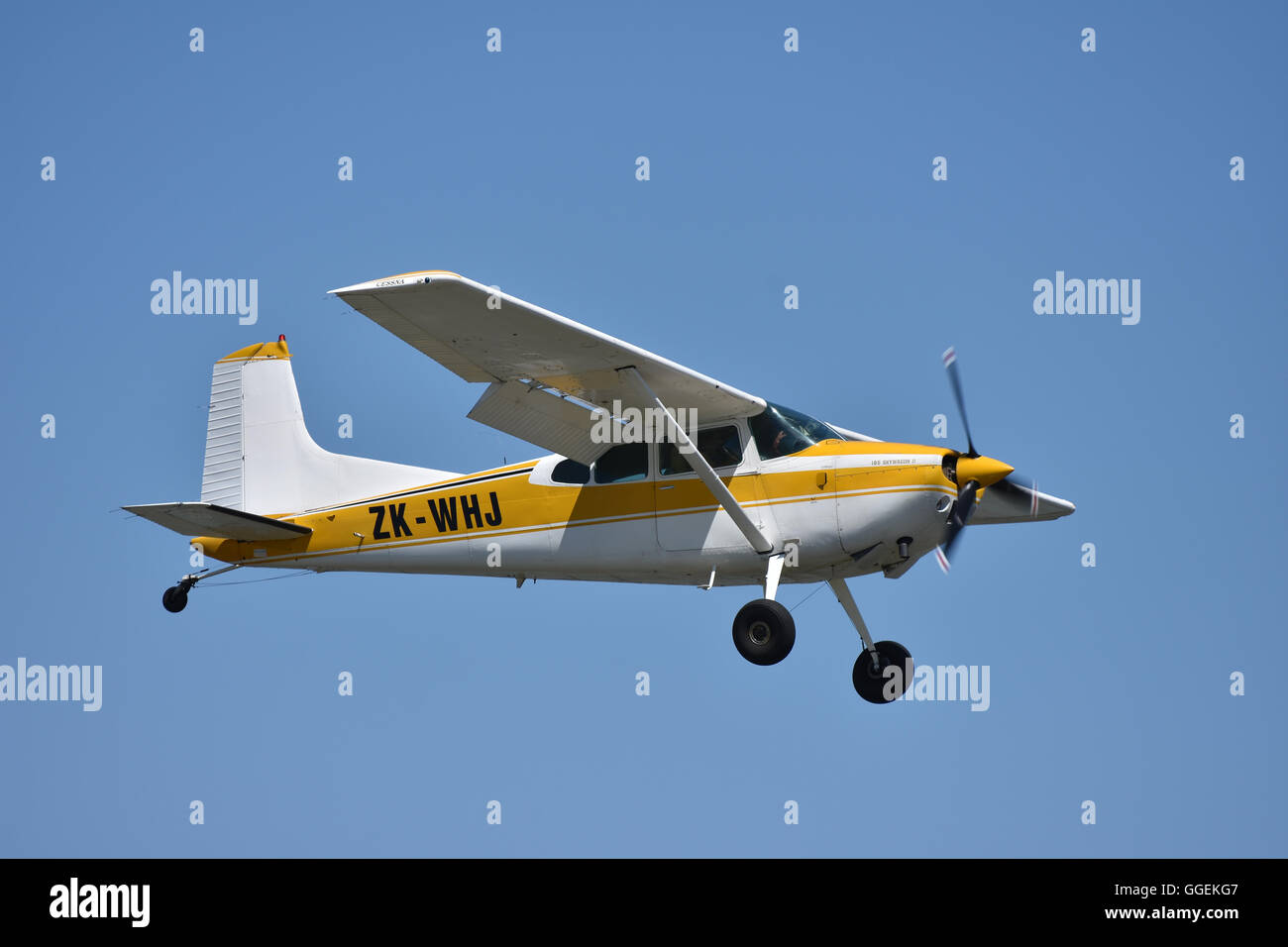 Cessna Skywagon airplane flying Stock Photo - Alamy