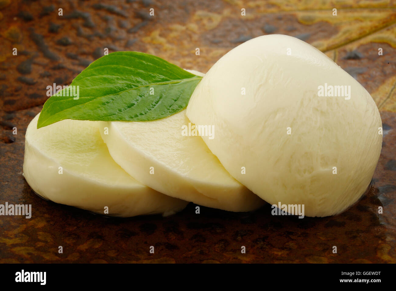 Fresh mozzarella hi-res stock photography and images - Alamy