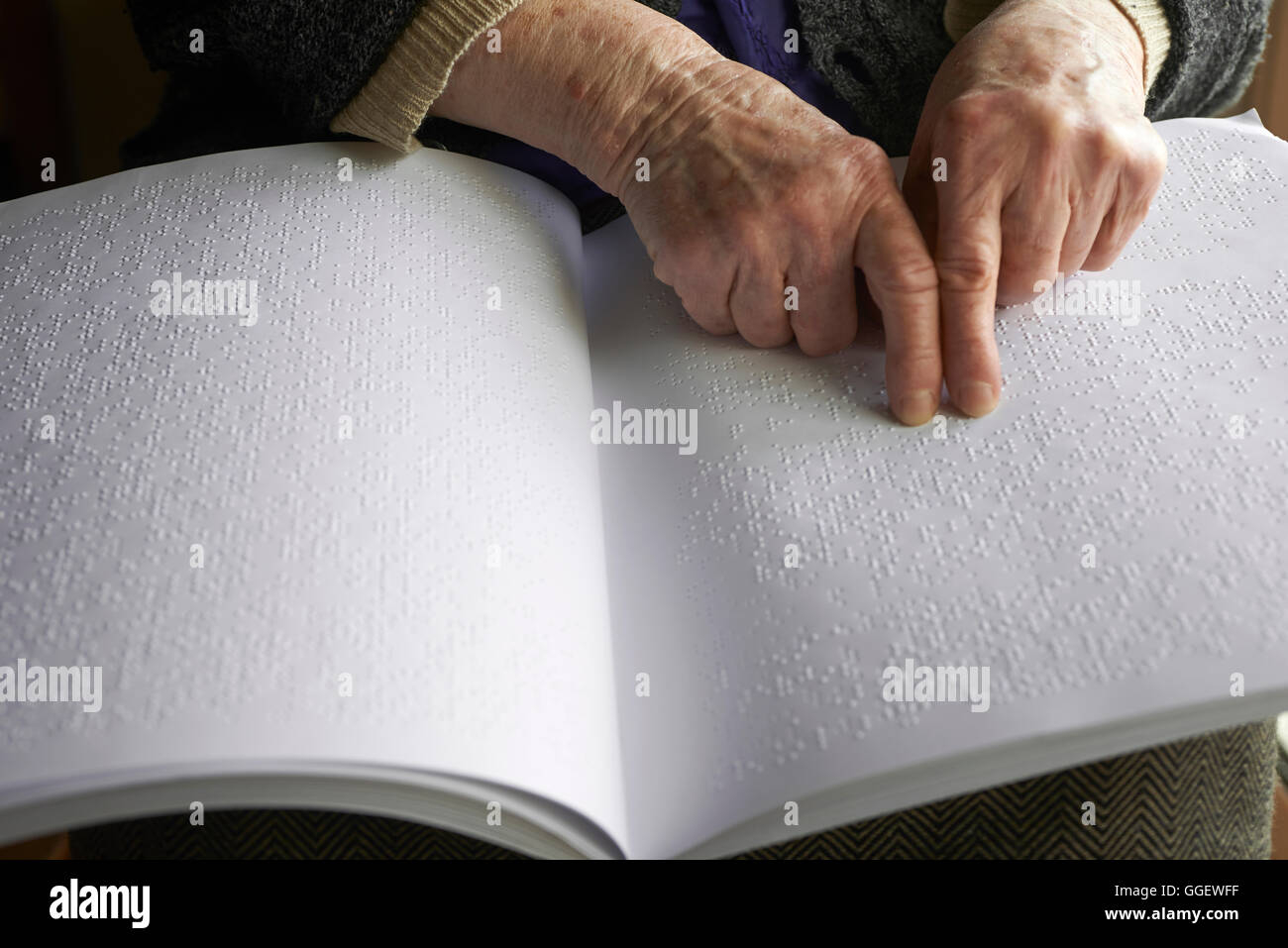 Womans hands and reading letter hi-res stock photography and images - Alamy
