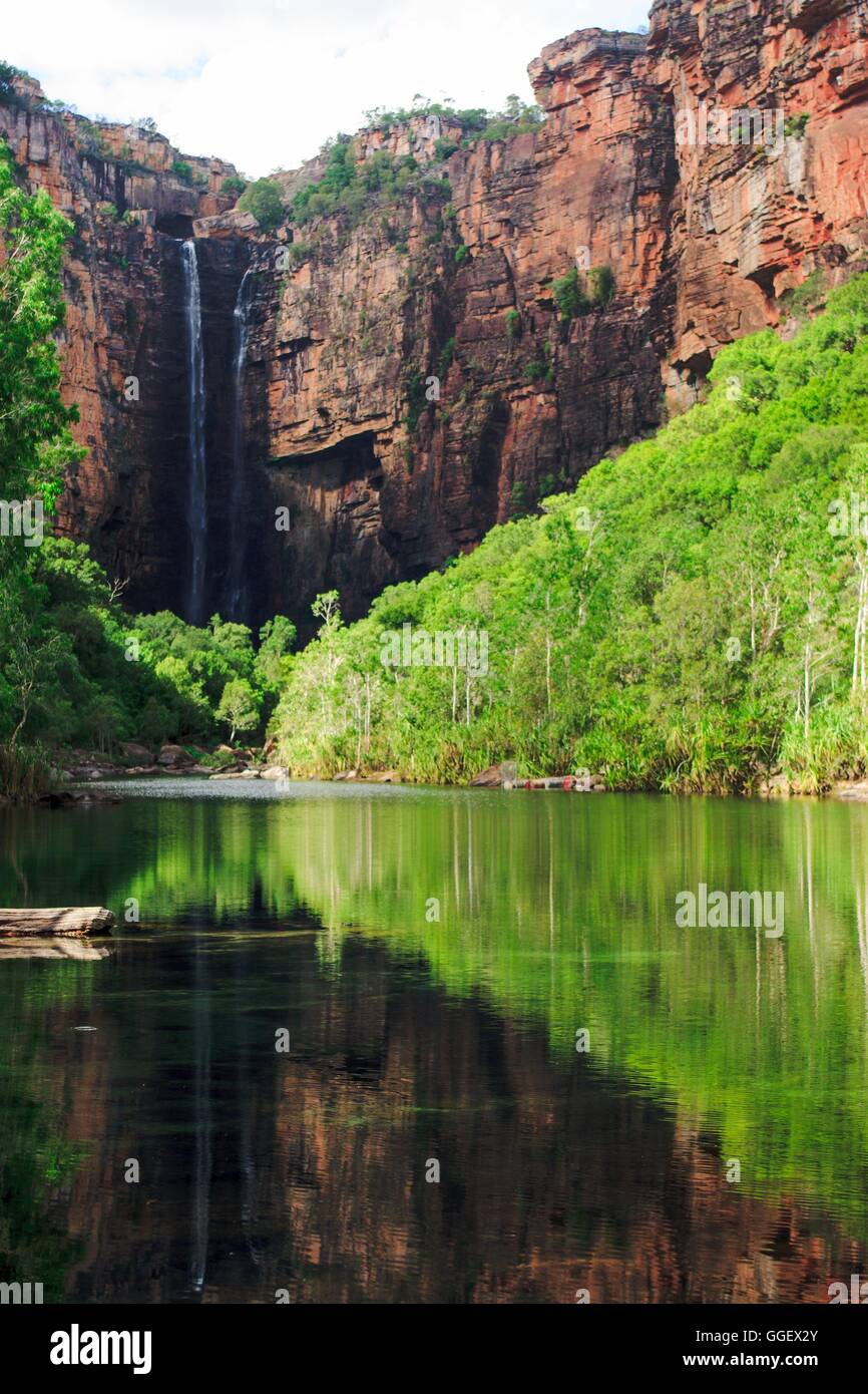 The steep cliffs and refreshing water hole of Jim Jim Falls Stock Photo ...