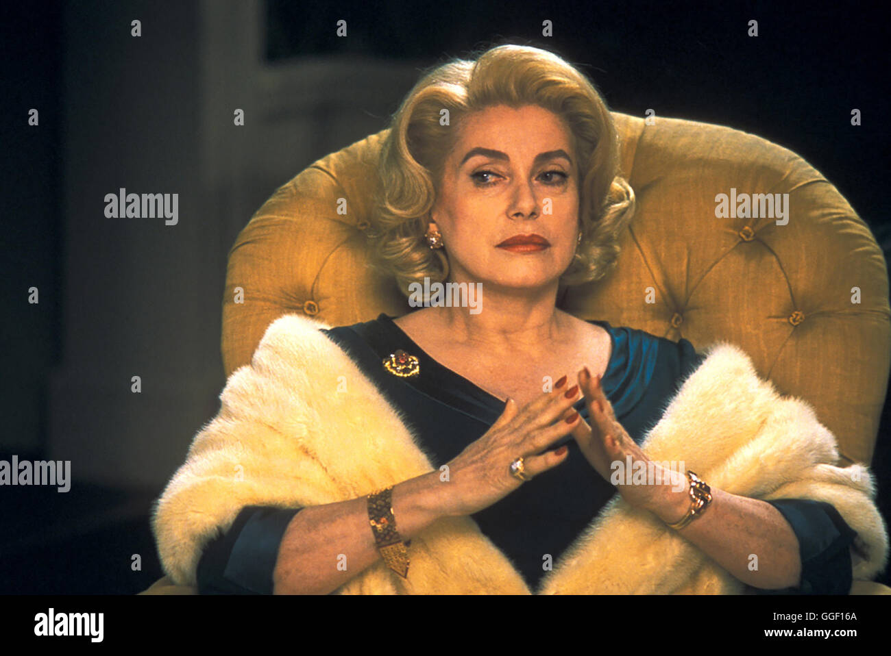 8 FRAUEN / 8 Femmes F 2002 / Francois Ozon Gaby (CATHERINE DENEUVE ...