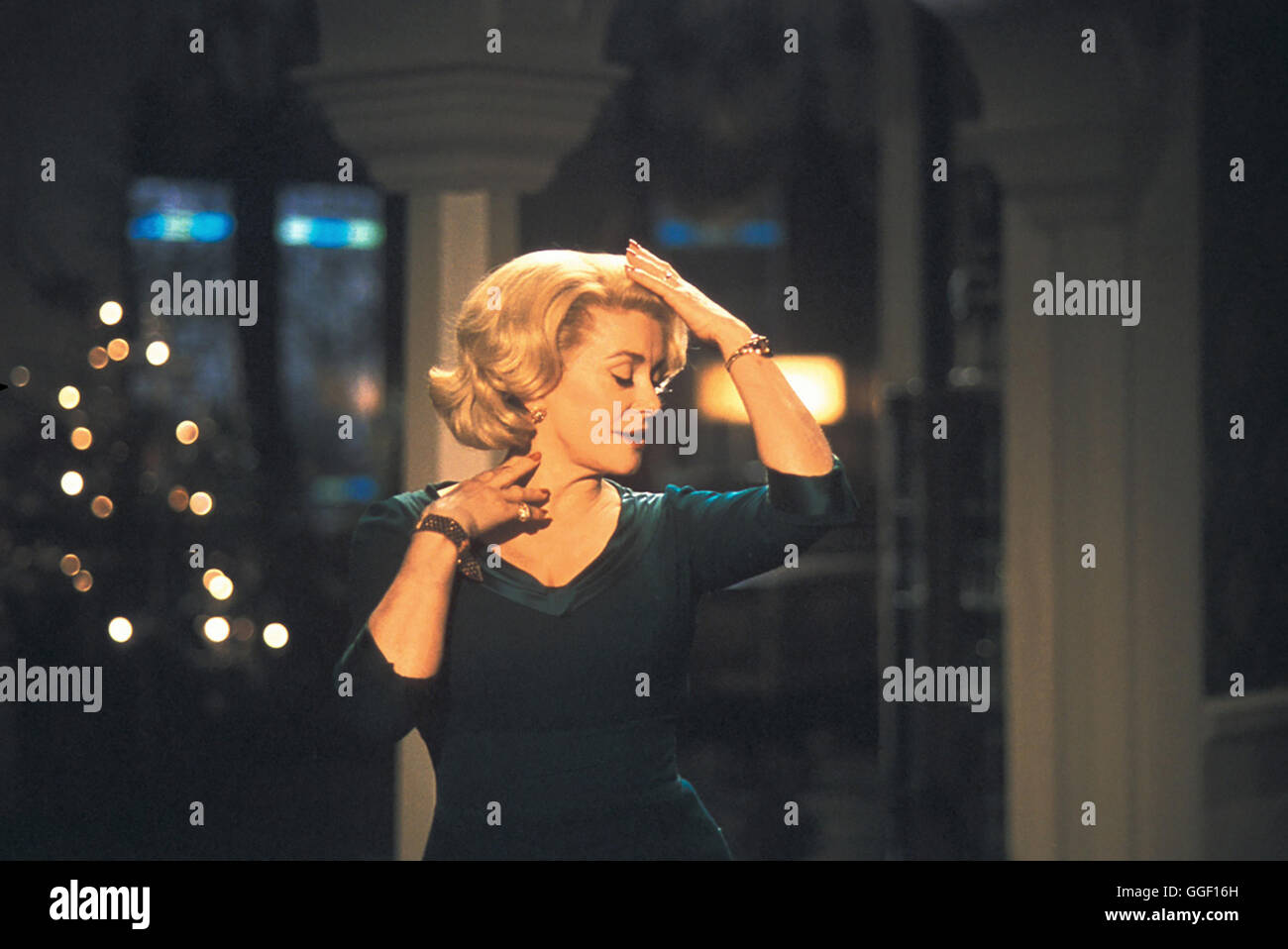 8 FRAUEN / 8 Femmes F 2002 / Francois Ozon Gaby (CATHERINE DENEUVE ...