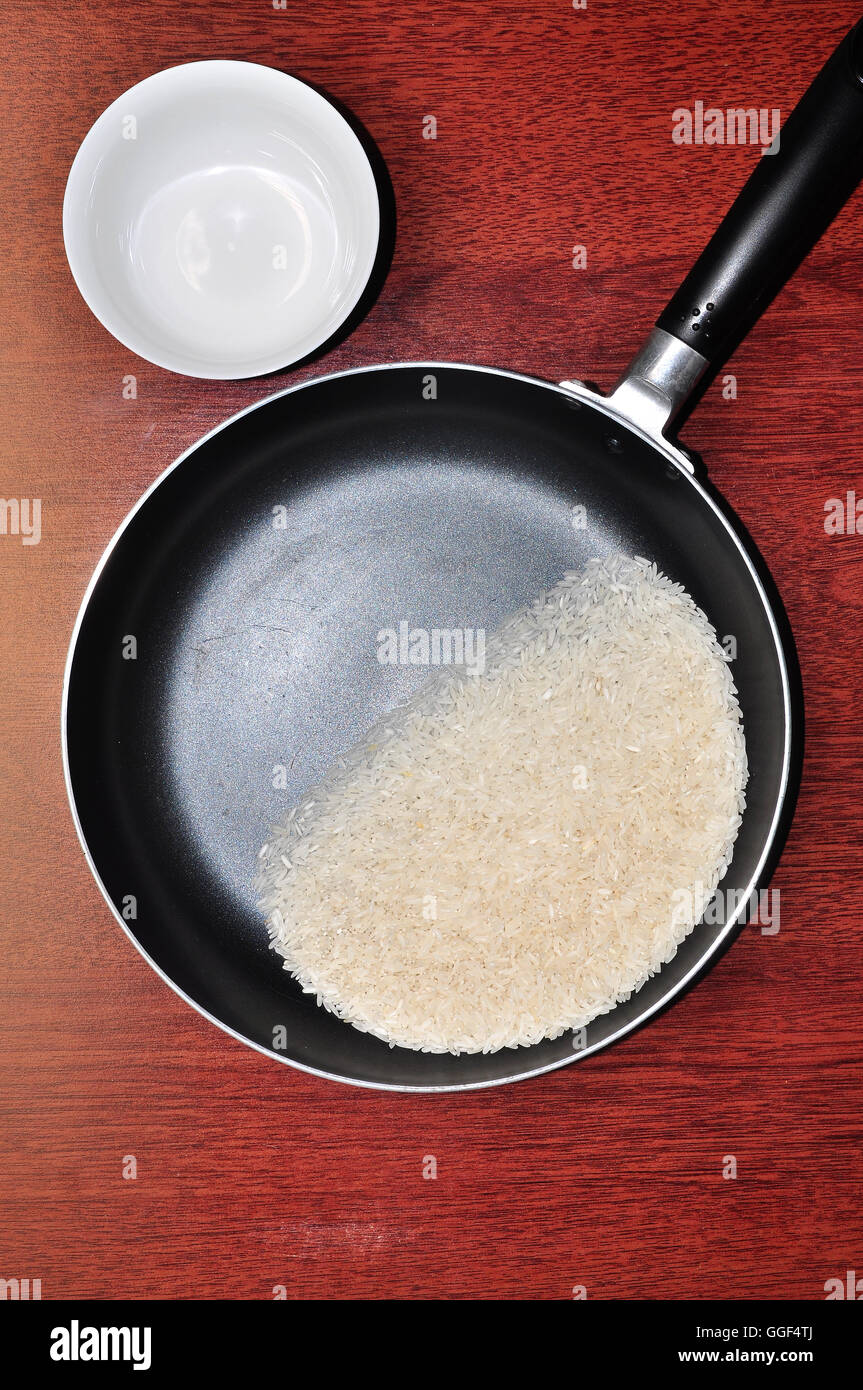 Bowl rice and pan Stock Photo - Alamy