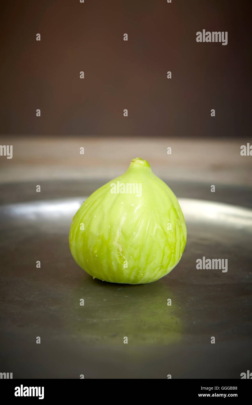 green fresh fig in a metallic plate Stock Photo - Alamy