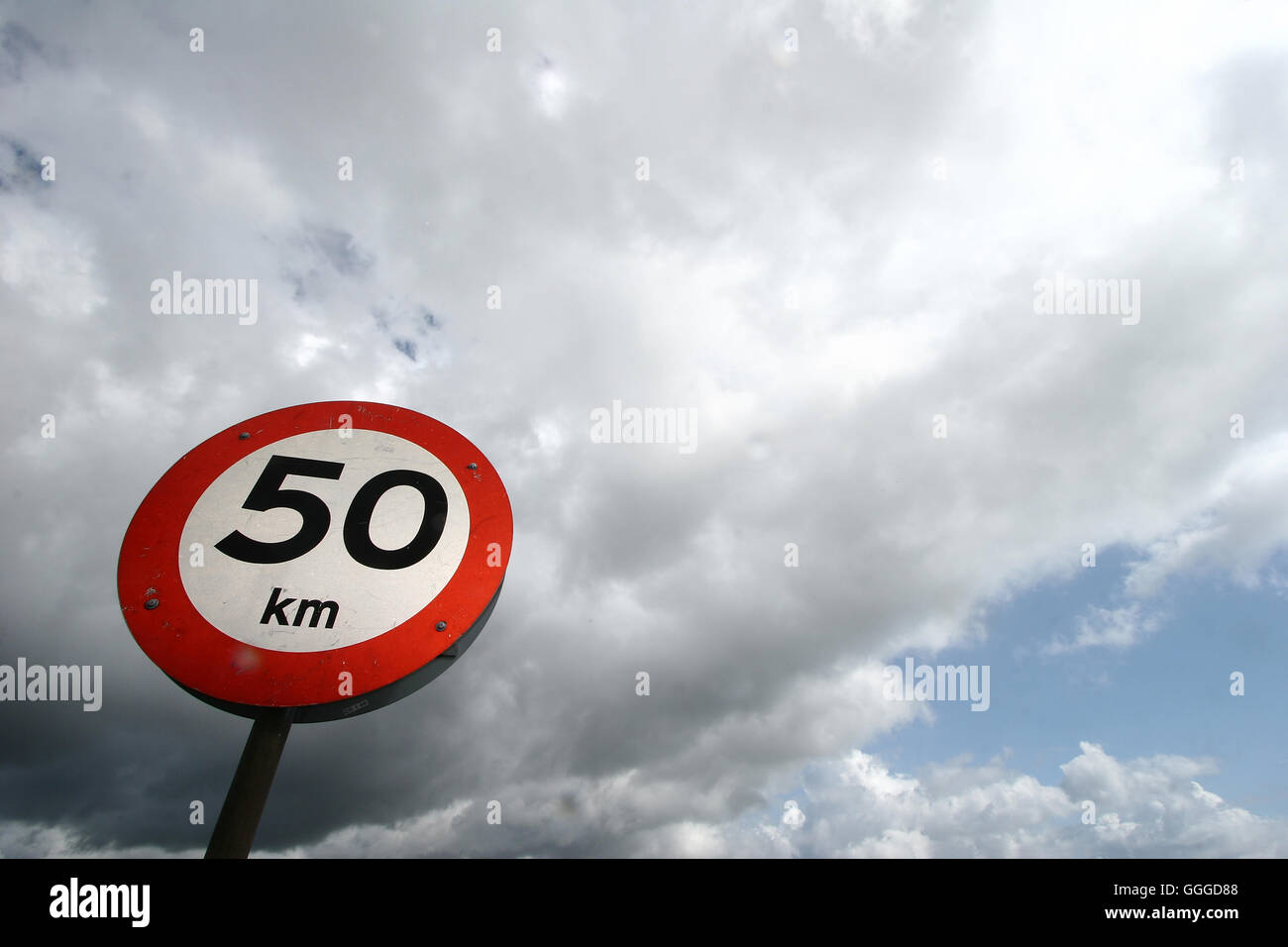 50 km h sign hi-res stock photography and images - Alamy
