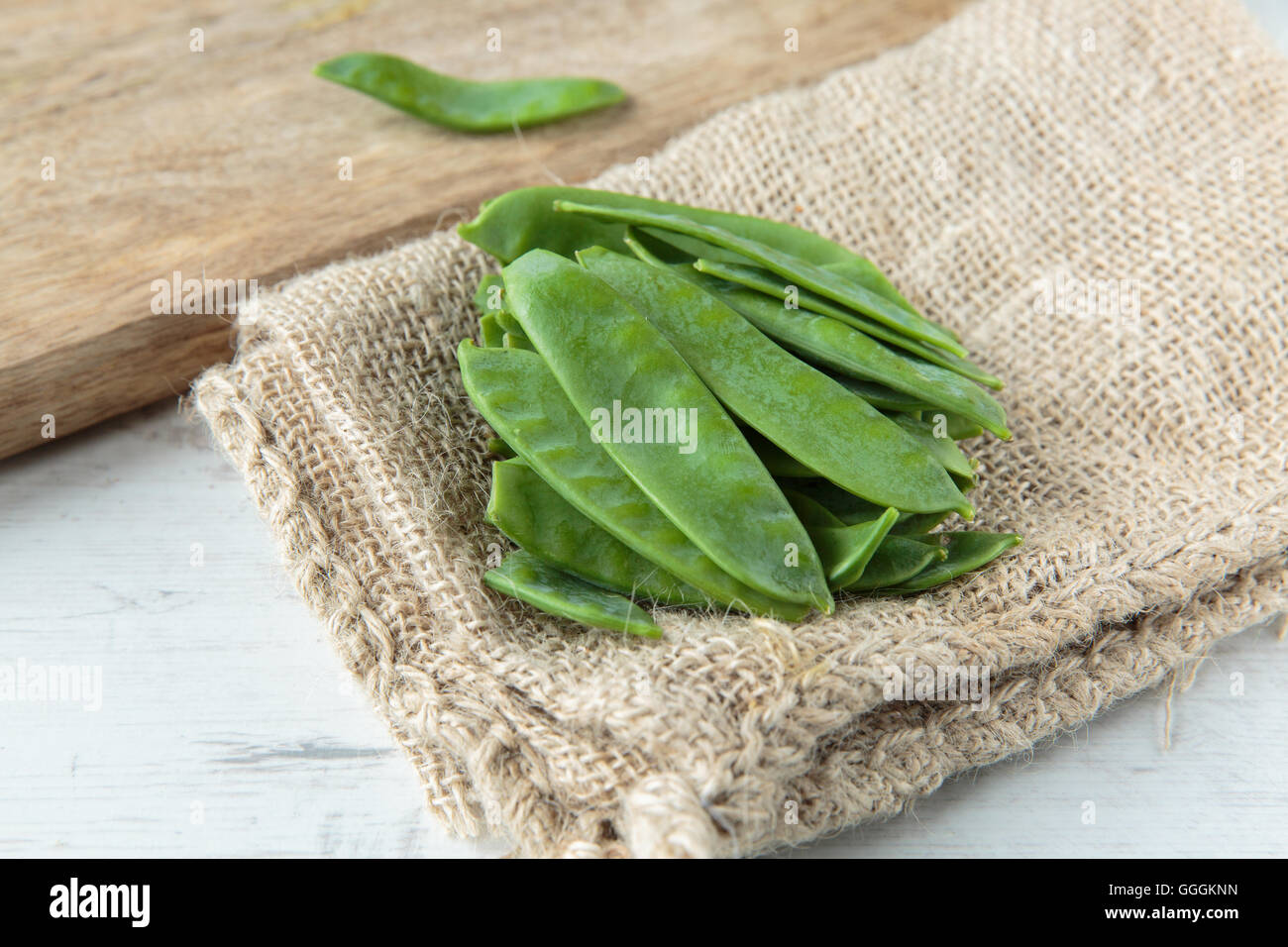 Fresh raw snow peas for an healthy meal Stock Photo - Alamy