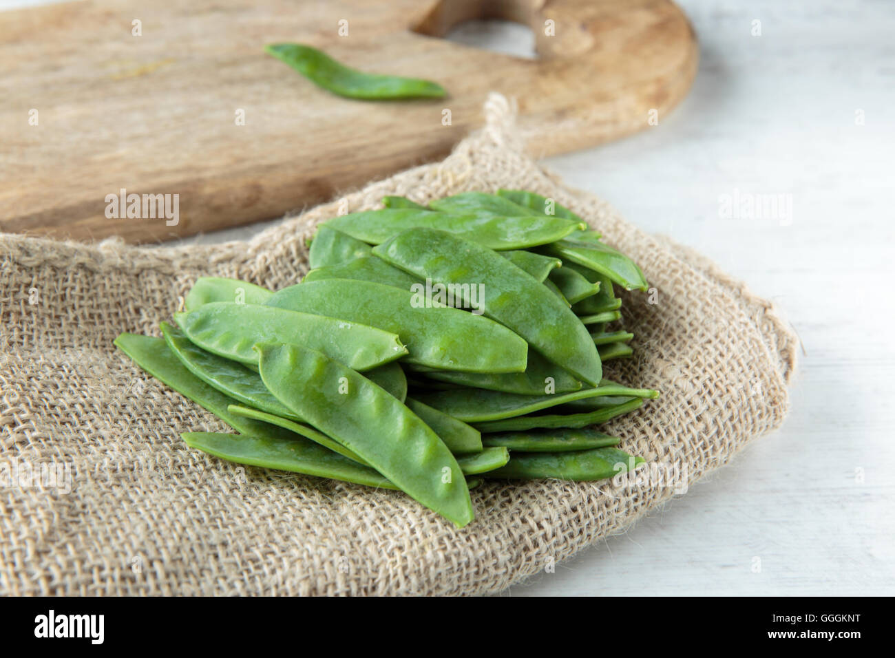 Fresh raw snow peas for an healthy meal Stock Photo - Alamy
