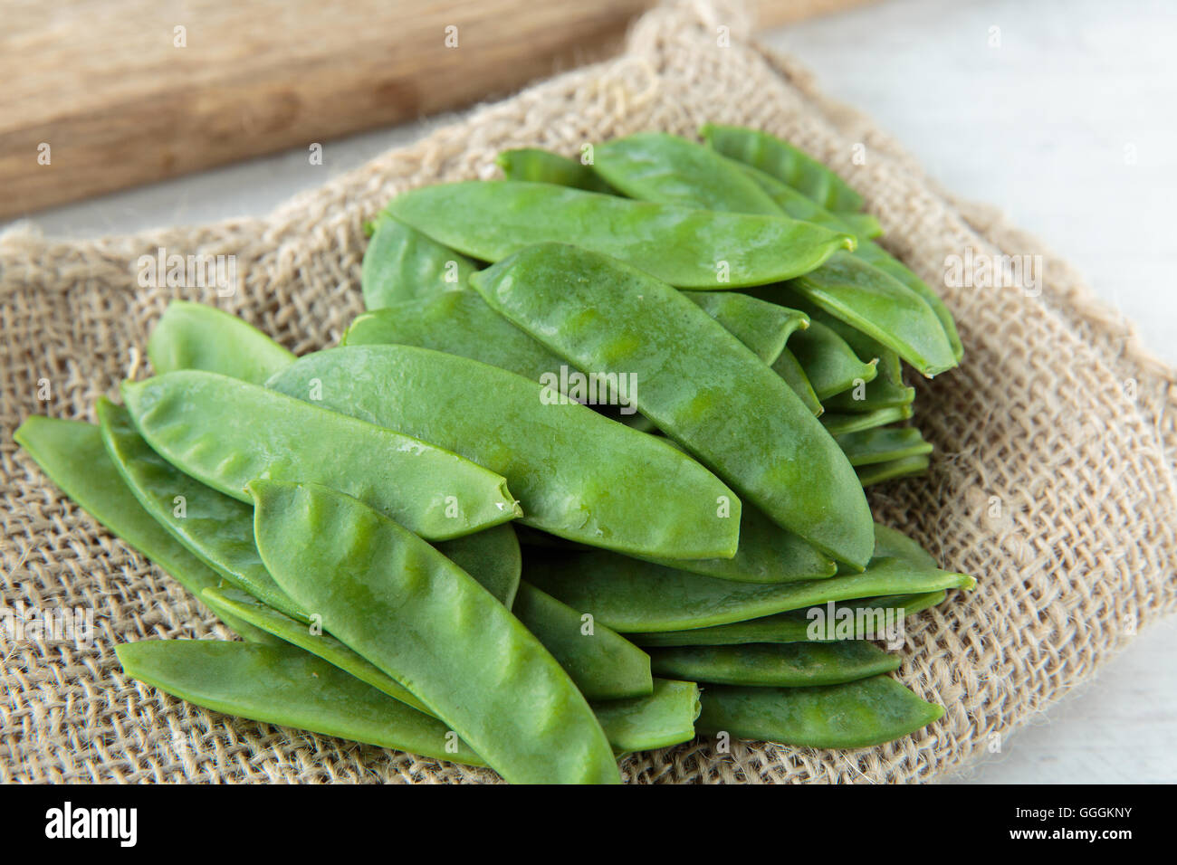 Fresh raw snow peas for an healthy meal Stock Photo - Alamy
