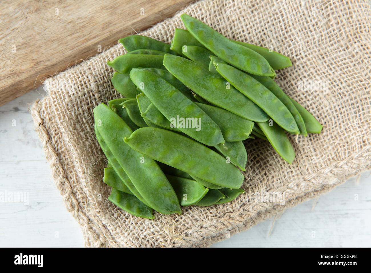 Fresh raw snow peas for an healthy meal Stock Photo - Alamy