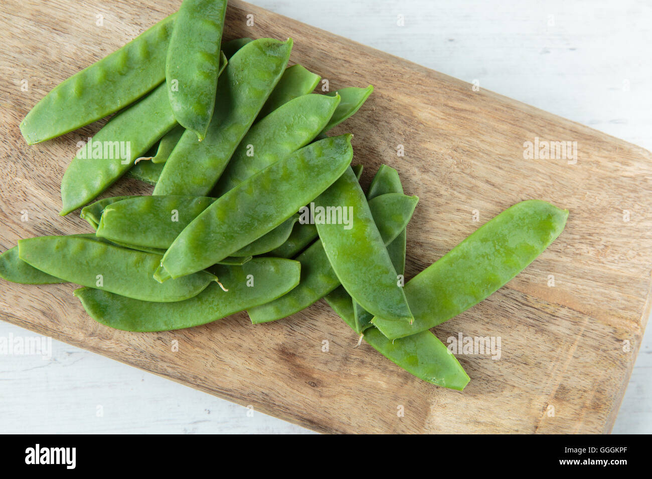 Fresh raw snow peas for an healthy meal Stock Photo - Alamy