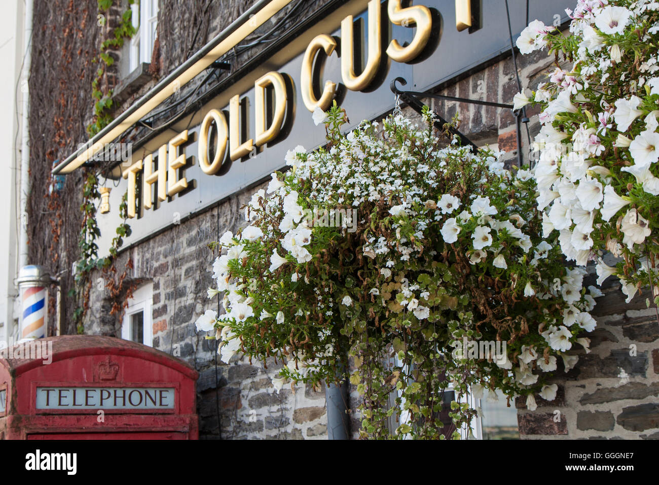 Padstow pub flowers hi-res stock photography and images - Alamy