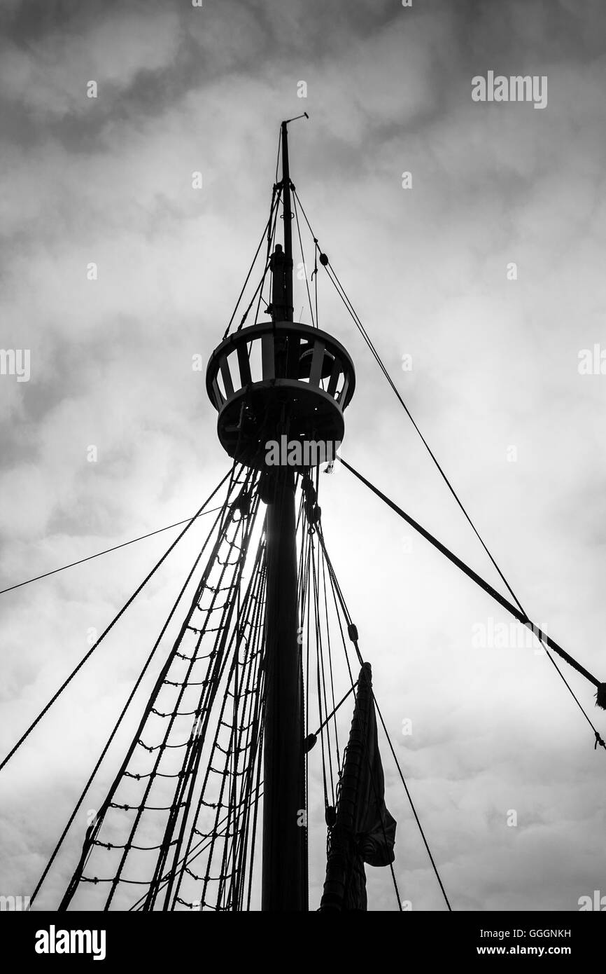 Old ships mast and look out Stock Photo - Alamy