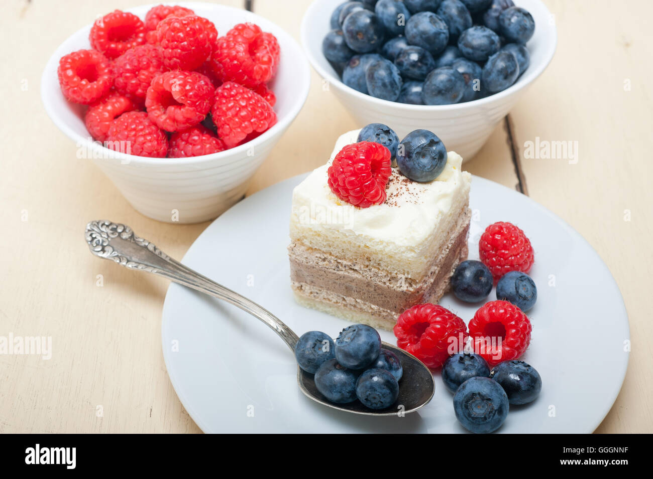 Raspberry and blueberry cake hi-res stock photography and images - Alamy
