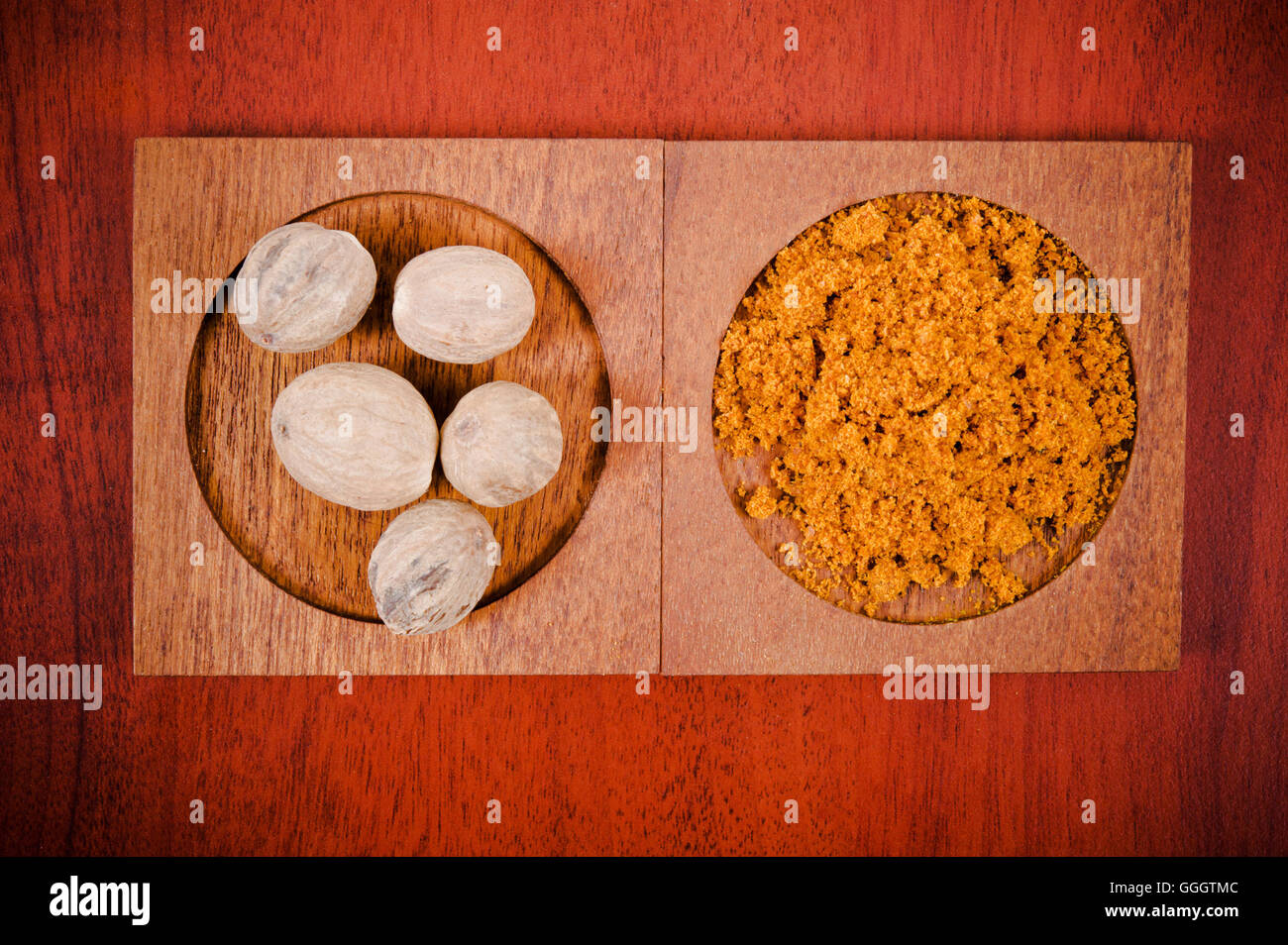 whole nutmeg and in powder Stock Photo - Alamy