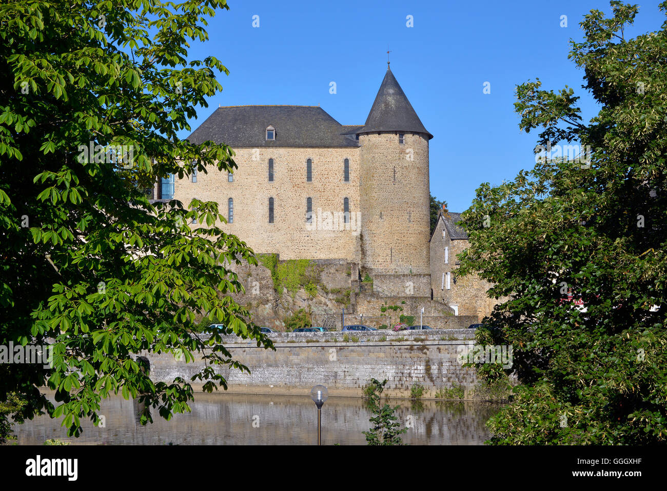 Mayenne city castle river la hi-res stock photography and images - Alamy