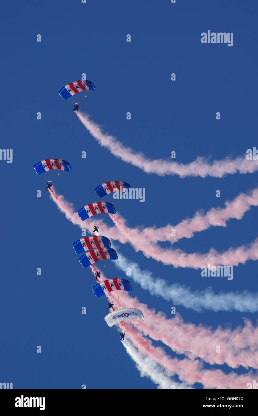 Red white and blue parachute hi-res stock photography and images - Alamy