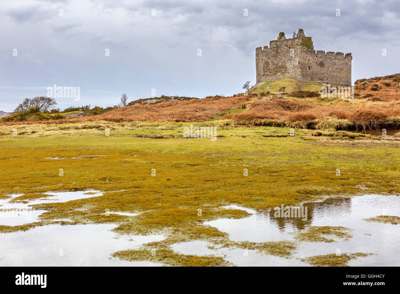 Castle tioram hi-res stock photography and images - Alamy