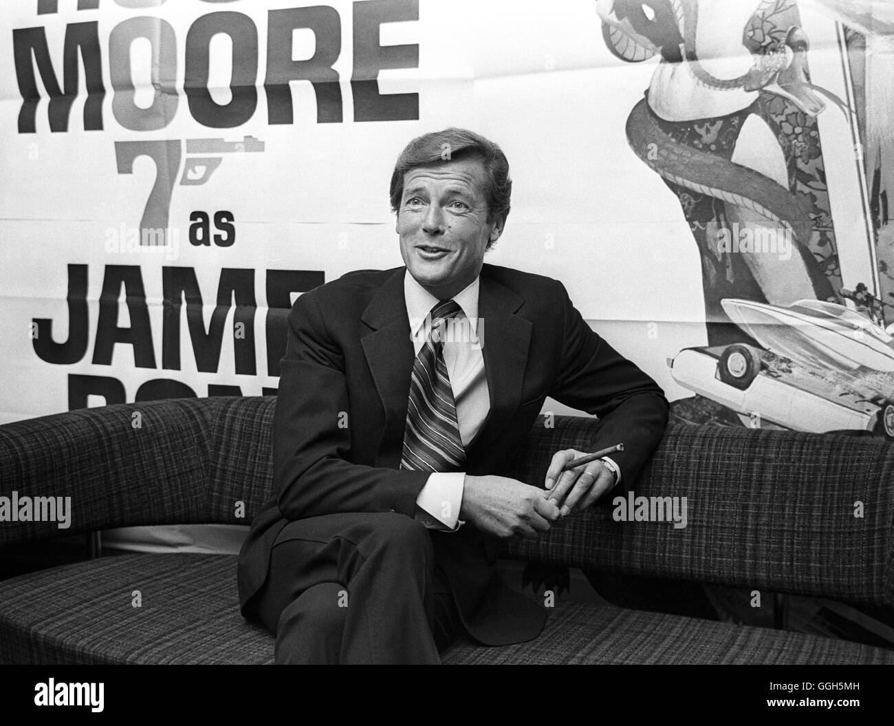 ROGER MOORE Actor Stock Photo - Alamy